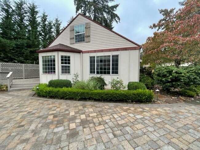 Wonderful Dunthorpe Carriage House with ac... - 12242 S Breyman Ave ...