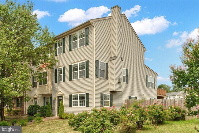 RENOVATED TOWNHOUSE - PARTLY FURNISHED - F... - 1411 Meadow Dr ...