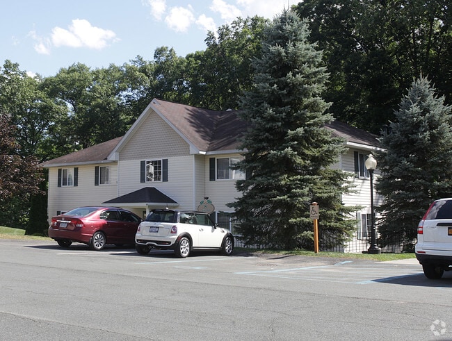 Oak Brook Commons - Clifton Park, NY | Apartment Finder