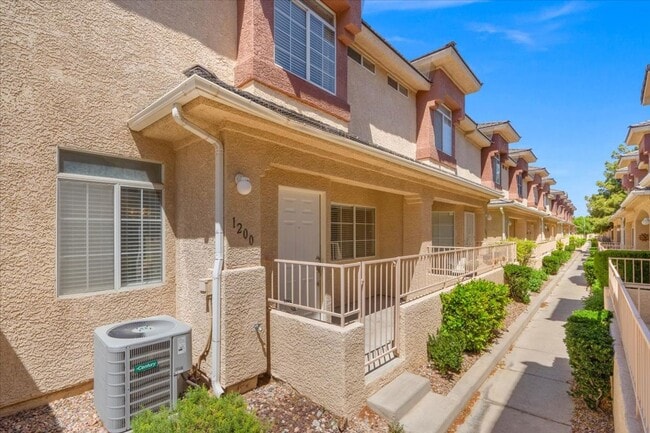 Contemporary 3 Bedroom Townhouse in Gated Community - 1200 Nevada Sky ...