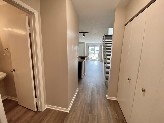 869 W Huron Rd - 869 W Huron Rd Cleveland OH 44113 | Apartment Finder