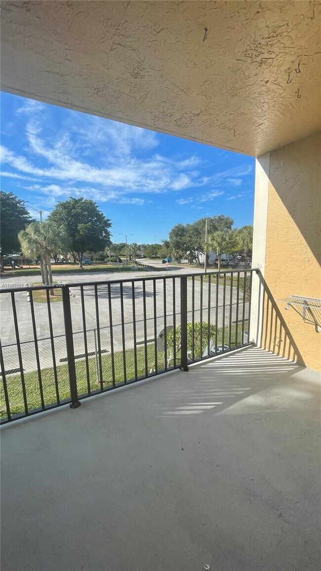 250 Palm Cir W - 250 Palm Cir W Pembroke Pines FL 33025 | Apartment Finder