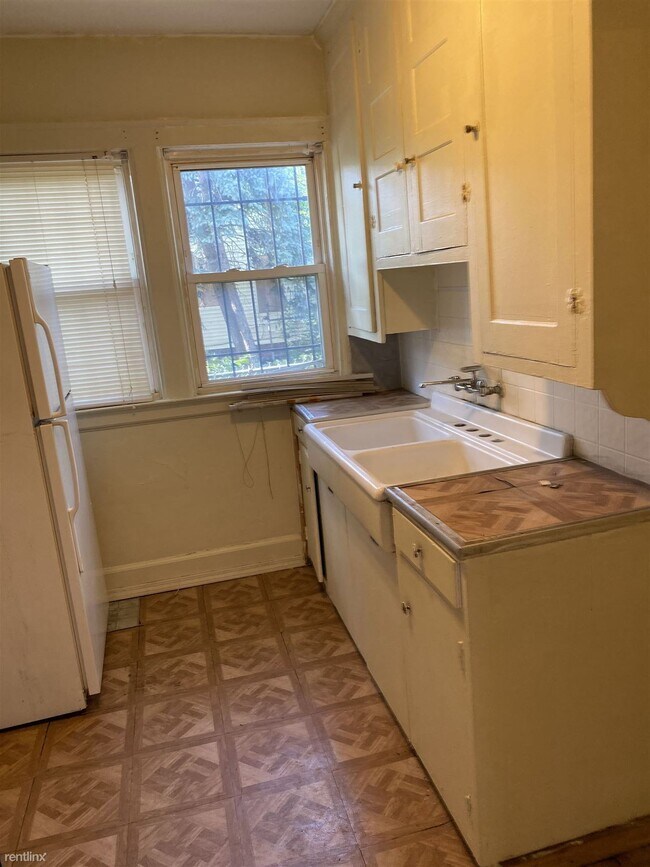 2 br, 1 bath Duplex - 15895 Cloverlawn St ... - 15895 Cloverlawn Ave ...