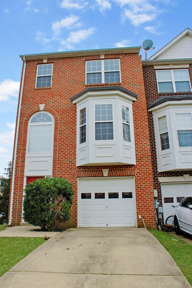 End Unit Townhouse with Fenced Yard, Deck,... - 2642 Lacrosse Pl ...