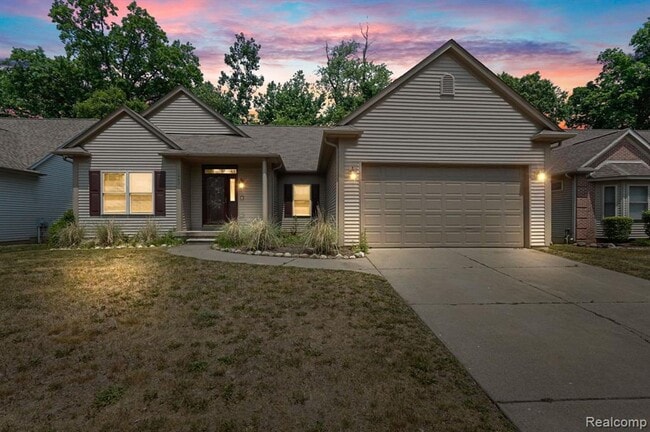 AVAILABLE NOW STUNNING RANCH-STYLE HOME - 1063 Clubhouse Dr Pontiac MI ...