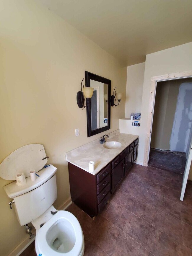 912 W Stephenson St - 912 W Stephenson St Freeport IL 61032 | Apartment ...