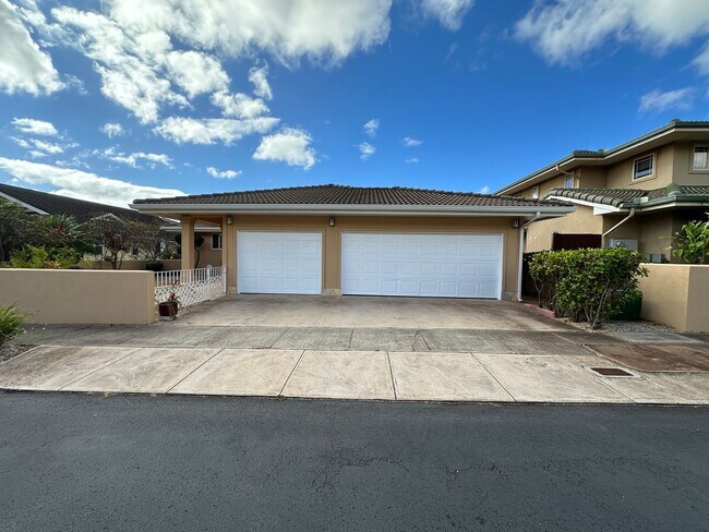 Large Executive Style Home in Gated Co... - 92-1375-1375 Kuamu St ...