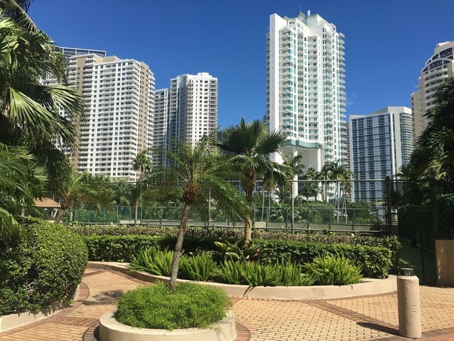 Brickell Key One - 520 Brickell Key Dr Miami FL 33131 | Apartment Finder