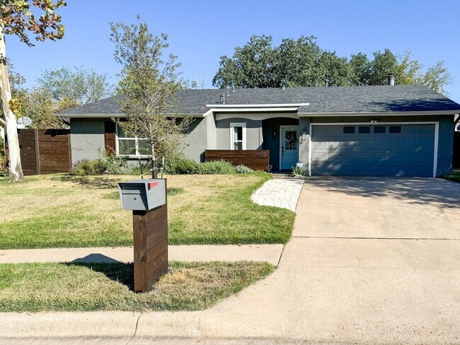 Spacious House with Beautiful Yard in Austin - 11102 Bending Bough ...