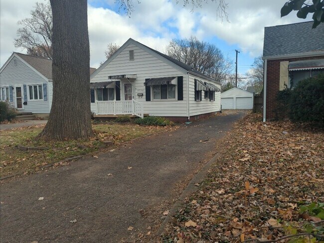 The Ultimate Floor-ty: 3 Bed/1.5 Bath Home... - 2732 S State St Springfield IL 62704 | Apartment ...