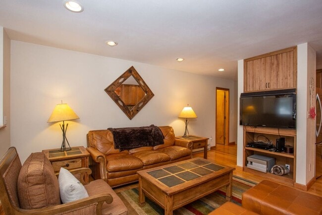 2 bedroom in Frisco. Walk to Main Street! Garage and Yard! Hot tub ...
