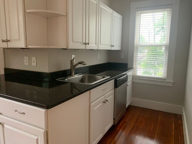 Spacious modern unit with great location in Southern Waltham available ...