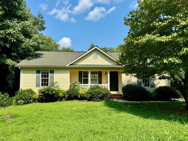 Renovated Mebane house in a quiet cul-de-sac - 906 N 3rd St Mebane NC ...