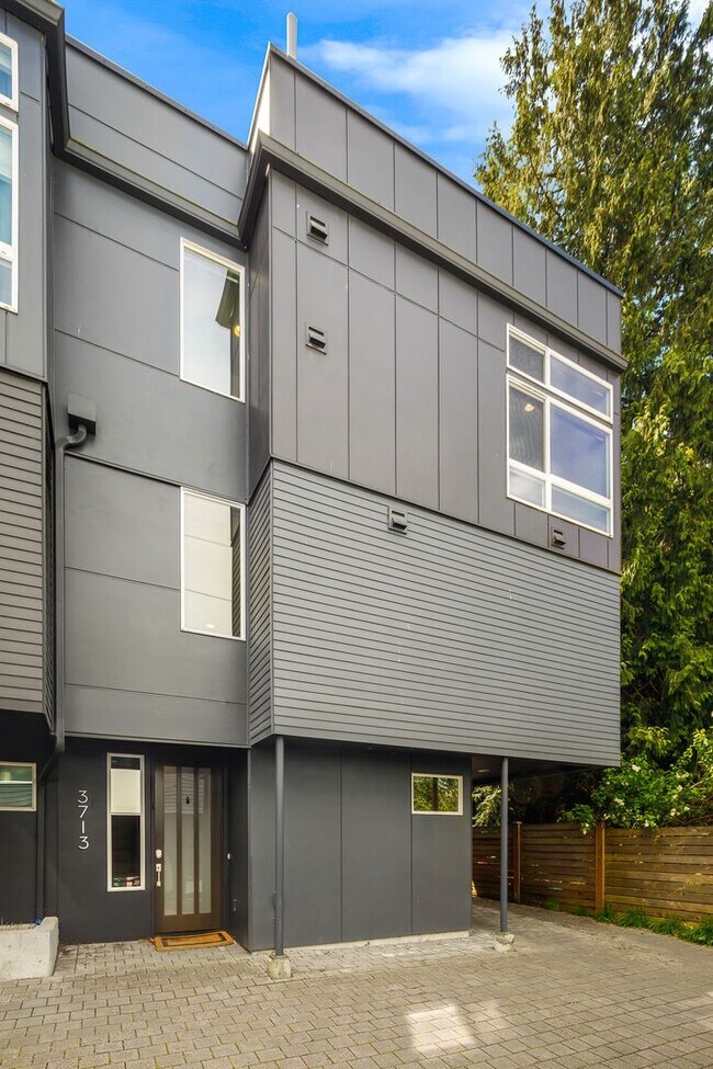 Modern 3 Bedroom 2.5 Bath House with a Bac... - 3713 S Dawson St ...