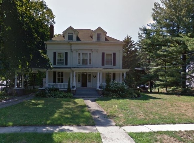 Hayward & Jackson Street Apartments - 401 W Jackson Woodstock IL 60098 ...
