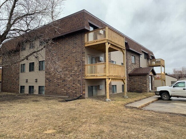 COLUMBINE - 2833 19th Ave S Grand Forks ND 58201 | Apartment Finder