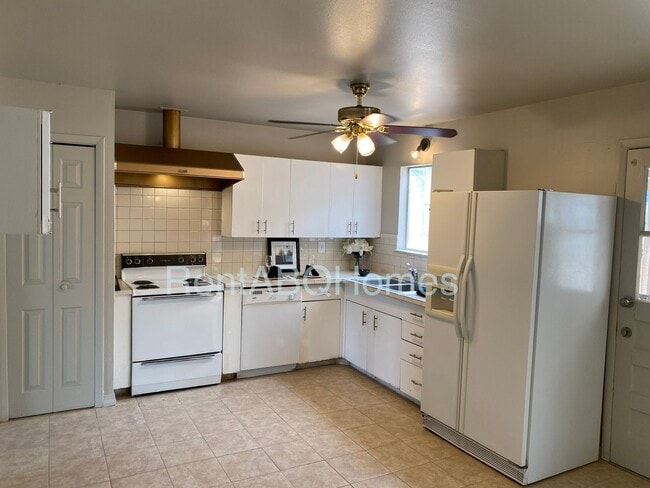 4Bd, 2Ba Pueblo Style Home in NE Heights - 1424 Muriel St NE ...