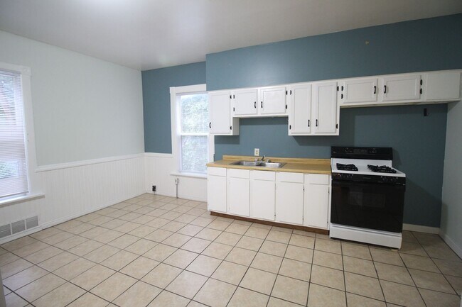 Charming 2-Bedroom Duplex for Rent! State ... - 1140 N 50th Pl Milwaukee WI 53208 | Apartment Finder