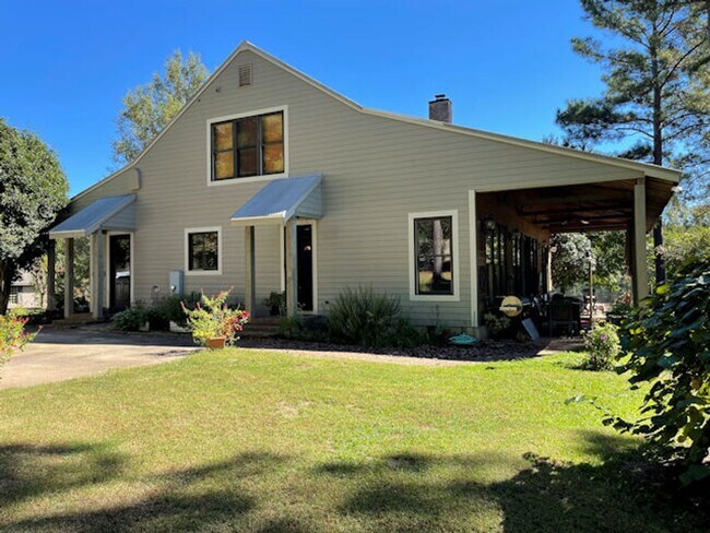 Spacious 3 Bedroom, 3.5 Bath House For Ren... - 1426 Lovelace Rd ...