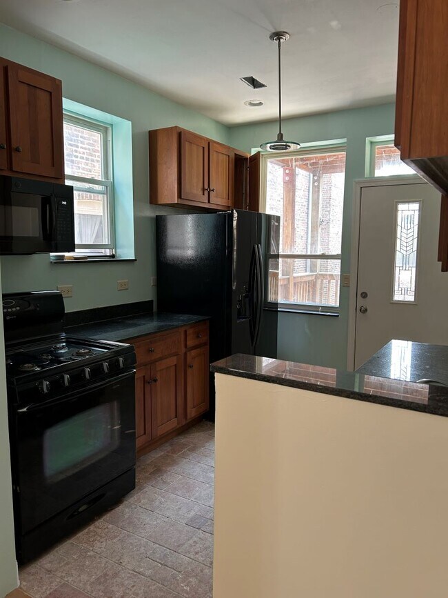 7650 N Greenview Ave - 7650 N Greenview Ave Chicago IL 60626 ...