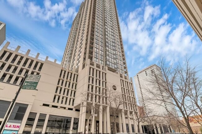 1122 N Clark St - 1122 N Clark St Chicago IL 60610 | Apartment Finder