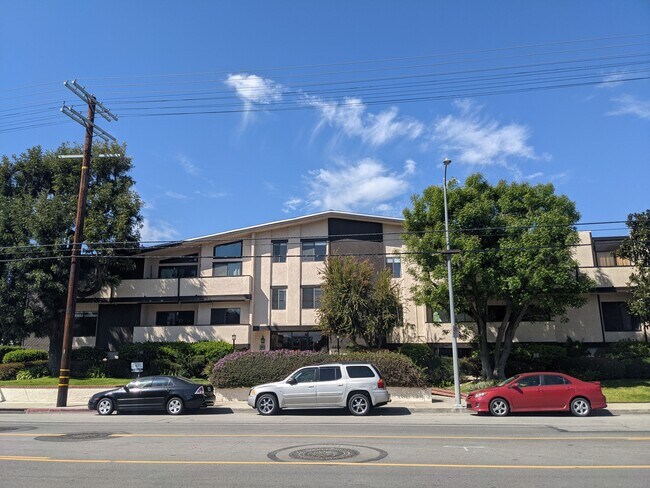 5805 Whitsett Ave - 5805 Whitsett Ave Valley Village CA 91607 ...