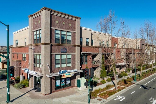 Liner at Alameda Landing - 421 Singleton Ave Alameda CA 94501 ...