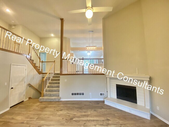 California Split-Level in Lee's Summit Sch... - 1905 Apache Ct ...