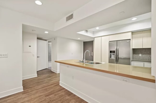 10473 Santa Monica Blvd Los Angeles, CA 90024 - 10475 Santa Monica Blvd ...