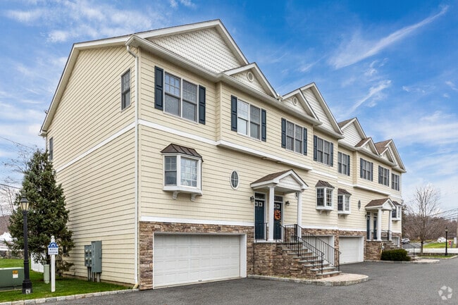 Lakeside Townhomes - 38 E Hayestown Rd Danbury CT 06811 | Apartment Finder