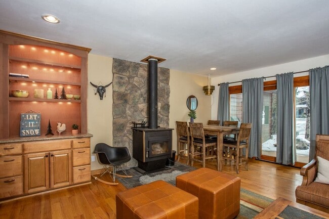 2 bedroom in Frisco. Walk to Main Street! Garage and Yard! Hot tub ...