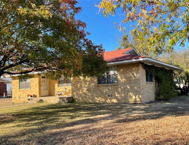 1105 E Gentry St - 1105 E Gentry St Hamilton TX 76531 | Apartment Finder