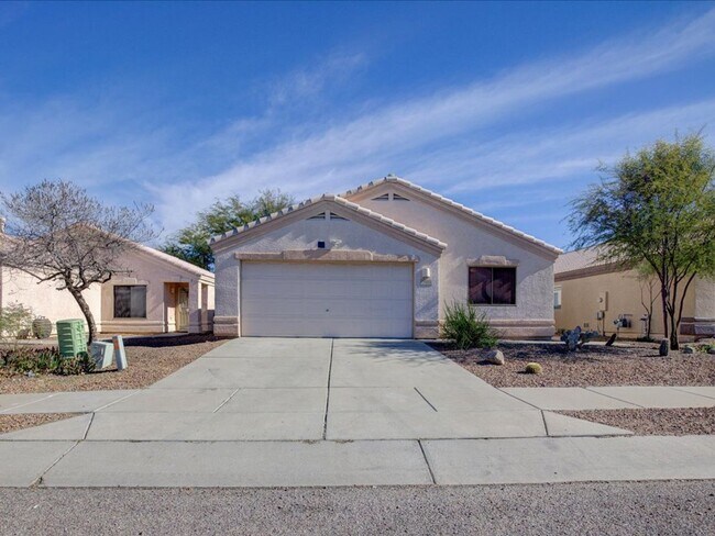 West side 3 Bedroom 2 Bathroom, freshly up... - 2894 N Mountain Creek ...