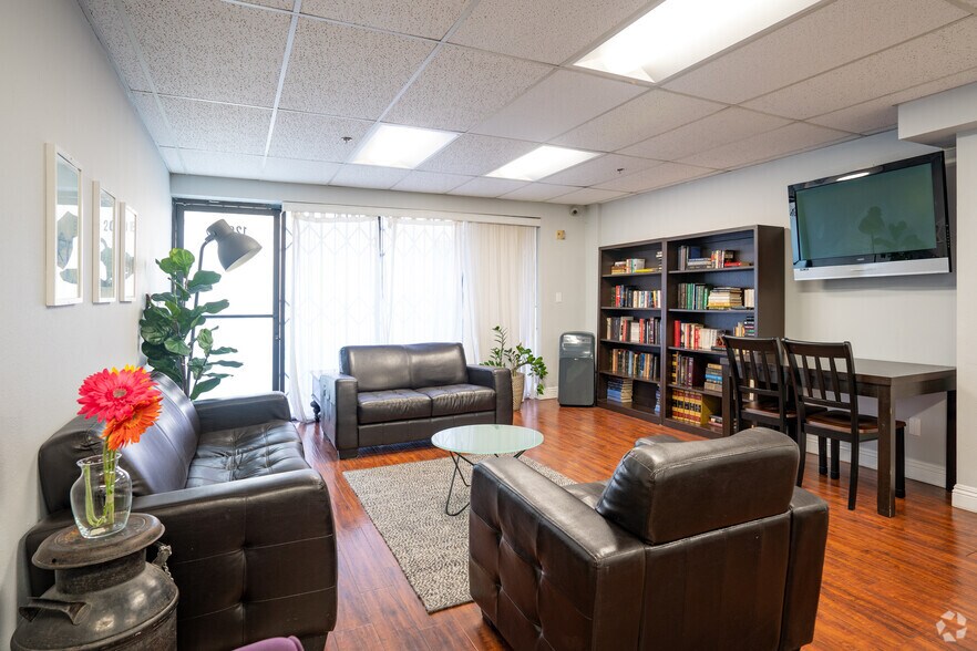 Commodore Regency Apartments - 685 S Lucas Ave Los Angeles CA 90017 ...