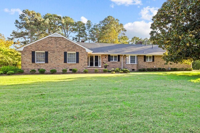 5BR Home In Thoroughgood! For Rent through... - 4324 Country Club Cir ...