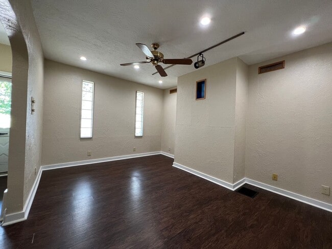 Updated 2BR Townhouse now available! - 121 Bausman St Pittsburgh PA ...