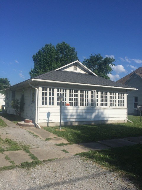 913 N 11th St - 913 N 11th St Herrin IL 62948 | Apartment Finder