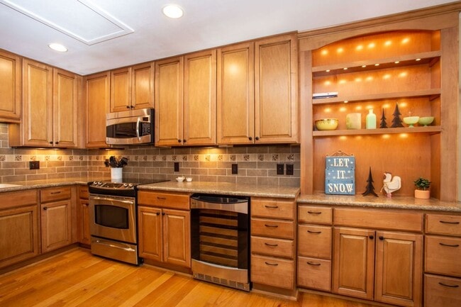 2 bedroom in Frisco. Walk to Main Street! Garage and Yard! Hot tub ...