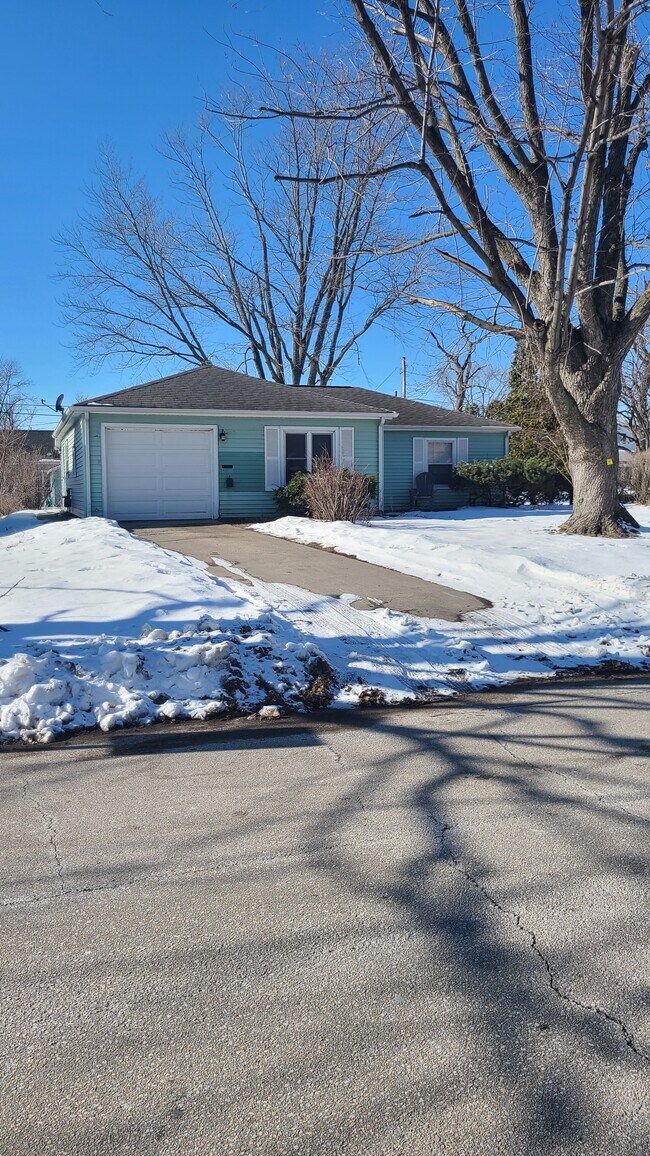 621 31st St SE - 621 31st St SE Cedar Rapids IA 52403 | Apartment Finder