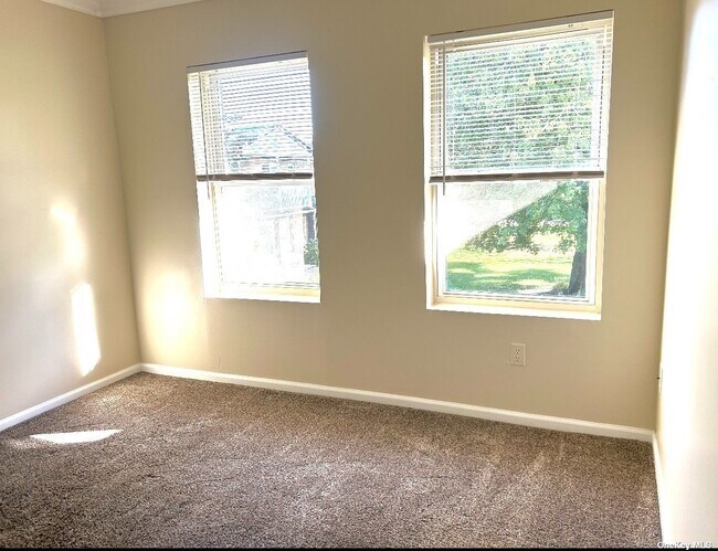 23 Artist Lake Dr - 23 Artist Lake Dr Middle Island NY 11953 ...