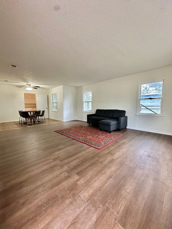 Partially Furnished Duplex for Rent in Cen... - 312 S Van Buren St San ...