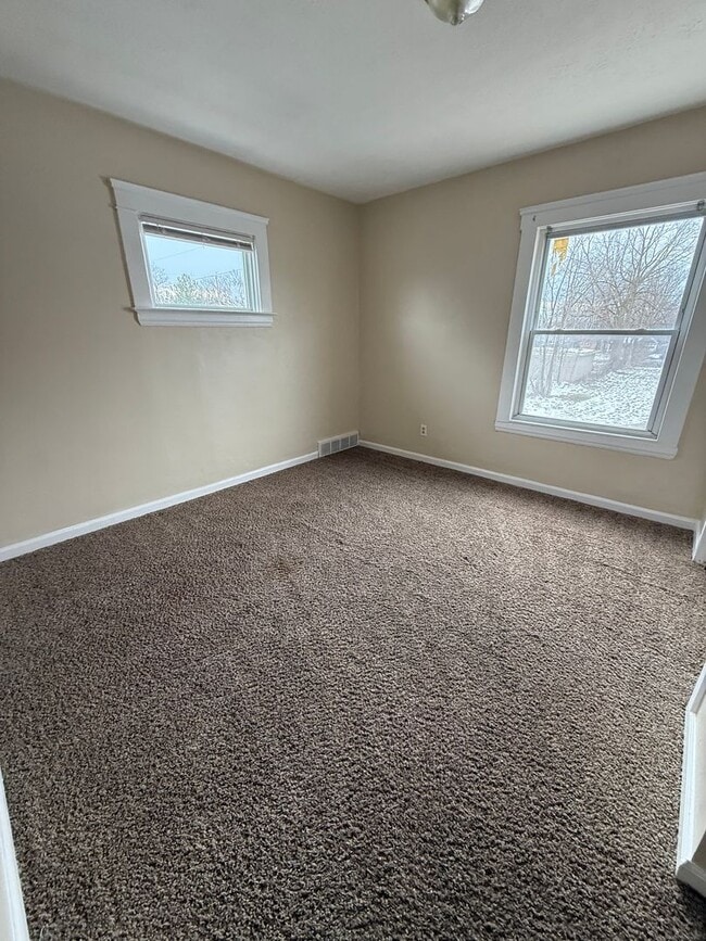 4bd Single water/sewer included Vouchers Only - 11913 Dove Ave ...