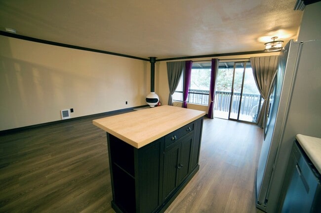 $300 Off! Quiet Top Floor 1 Bedroom Condo in Gated Tukwila Community ...