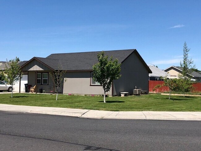 Beautiful 3 Bedroom 2 Bath Home - 1300 W Virginia St Moses Lake WA ...