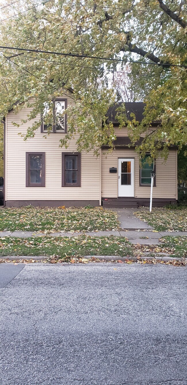 207 Lincoln St - 207 Lincoln St Galesburg IL 61401 | Apartment Finder