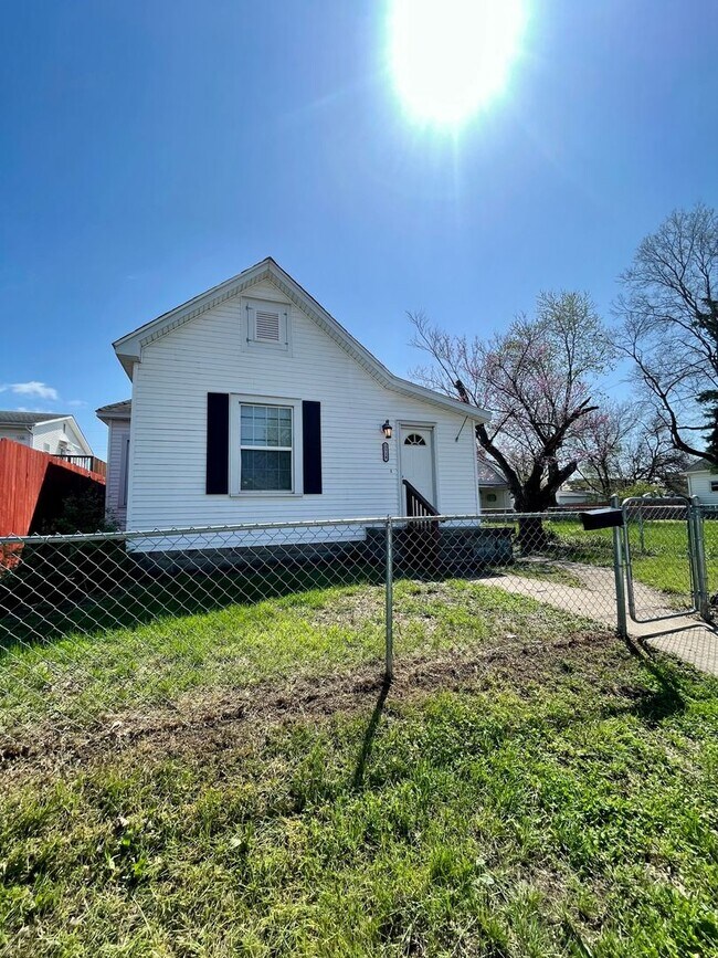 DEPOSIT MOVES YOU IN! No rent due until Ja... - 2518 S 6th St Terre ...