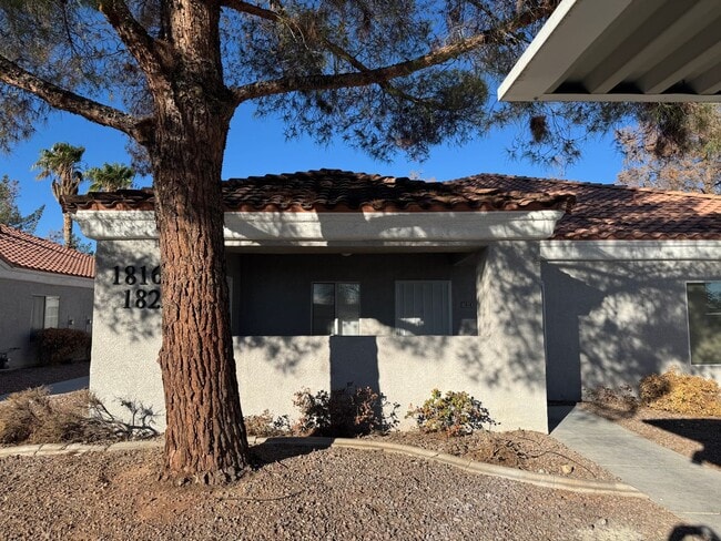 Single Story Townhouse with all tile floor... - 1818 N Jones Blvd Las ...