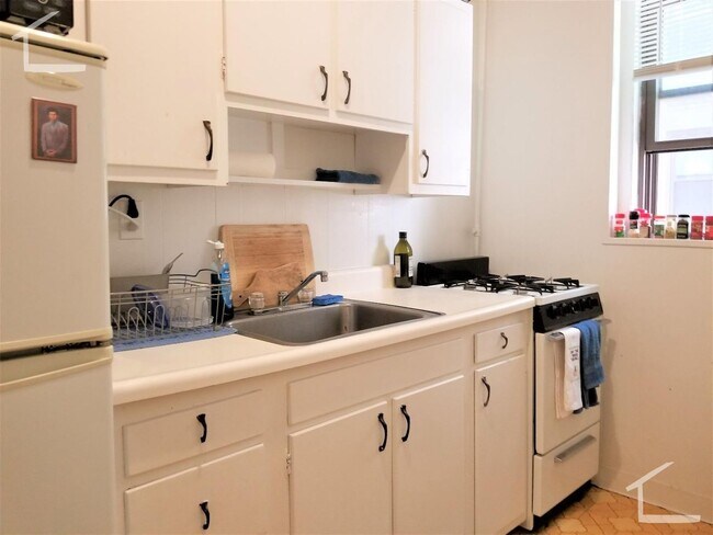Large studio in a prime location by the Green Line in Brighton! - 8 Ayr ...