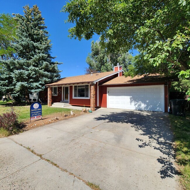 Beautiful Westside Tri-level w/Double Garage - 173 Indian Paintbrush ...