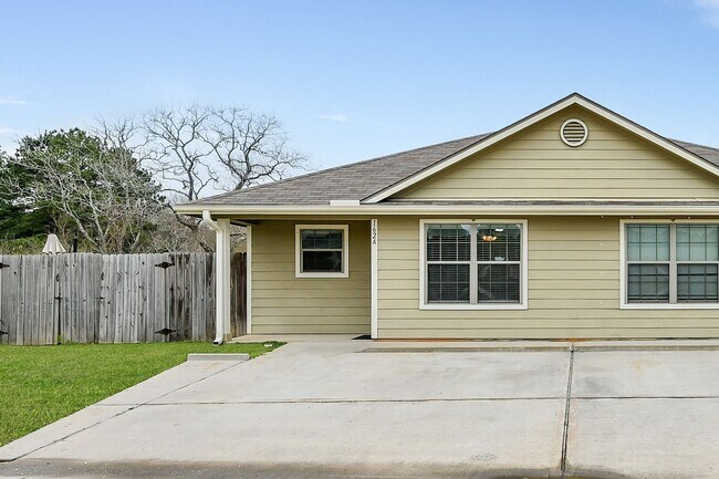 Rare Three Bedroom Two Bath Duplex in Willis - 163 S Bend Ct Willis TX ...